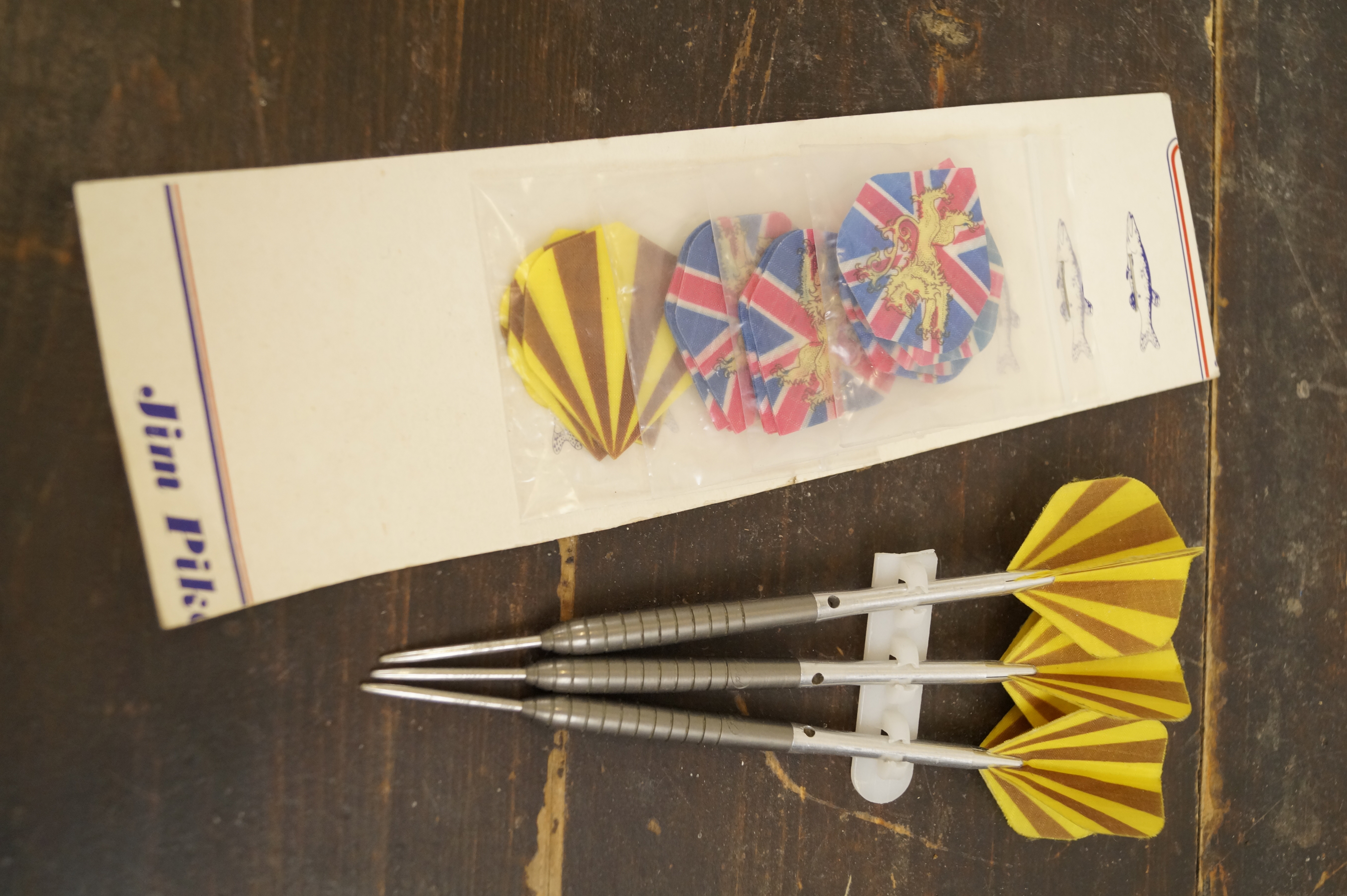 3st Jim Pike Dartpilar med tillbehör. A… | Auktion.se